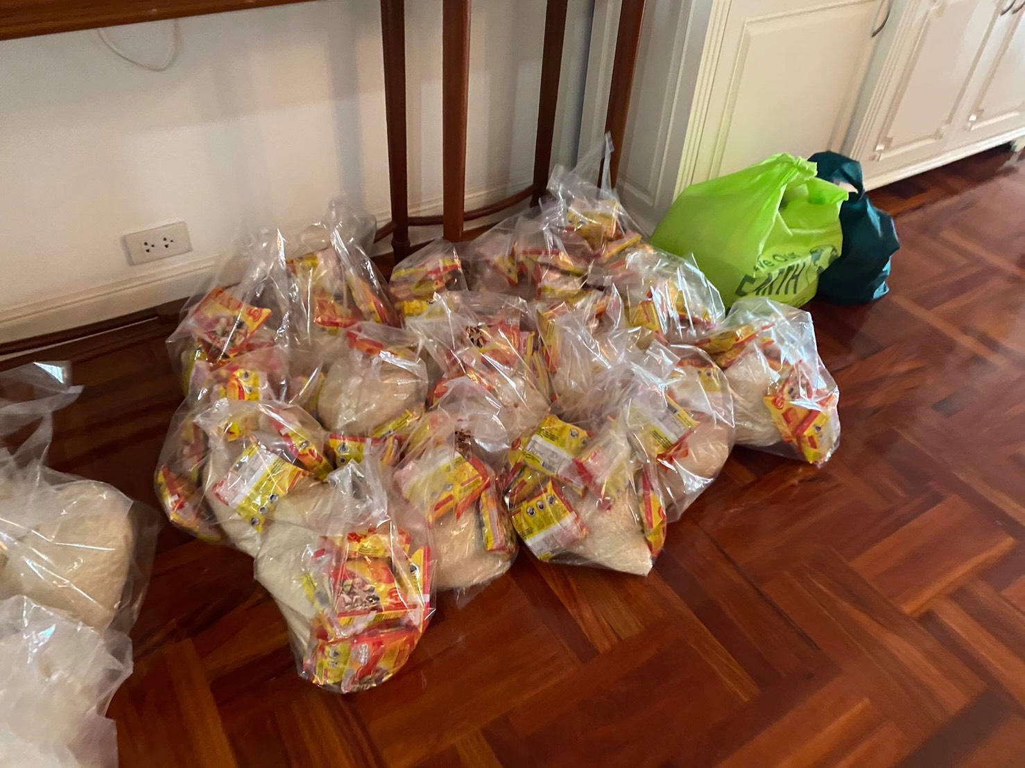 UFT distributes food packs — Pinoy Thaiyo